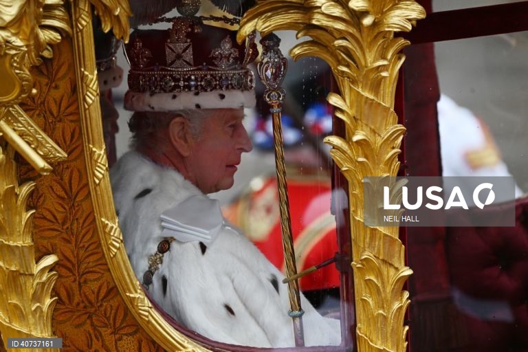 Carlos III coroado como rei do Reino Unido